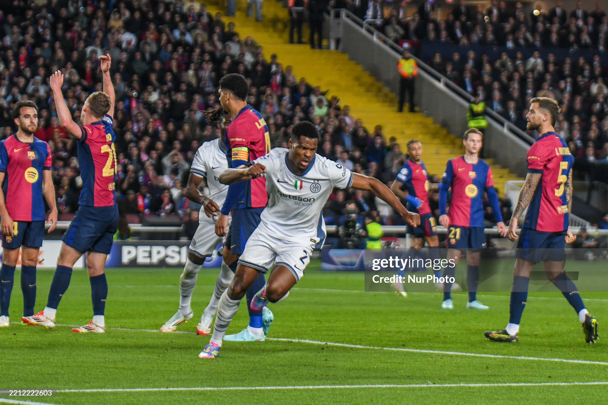Inter hold Barca to a 3-3 first leg draw